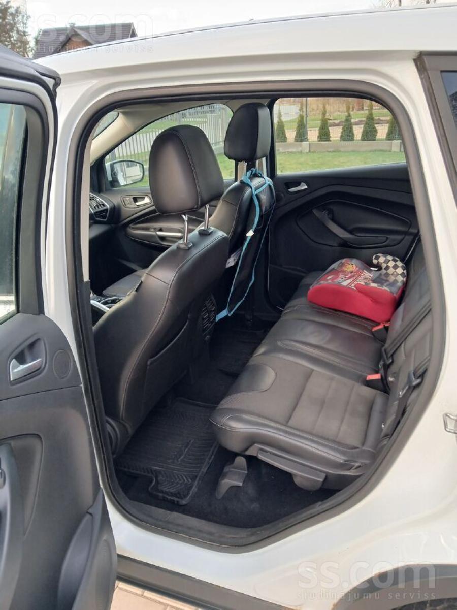 White Ford Kuga 2013 in Riga, with an engine capacity of 2.00 L and mileage of 196 thousand km for 5450 €, photo 7 on AUTOMOTO.COM.LV