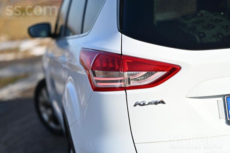 White Ford Kuga 2014 in Dobele, with an engine capacity of 2.00 L and mileage of 200 thousand km for 7450 €, photo 10 on AUTOMOTO.COM.LV