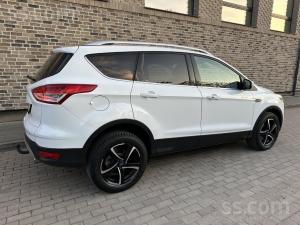 White Ford Kuga 2014 in Tukums, with an engine capacity of 2.00 L and mileage of 151 thousand km for 8990 €, photo 4 on AUTOMOTO.COM.LV