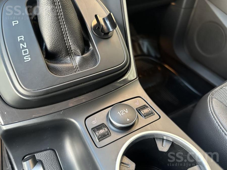 White Ford Kuga 2014 in Tukums, with an engine capacity of 2.00 L and mileage of 151 thousand km for 8990 €, photo 24 on AUTOMOTO.COM.LV