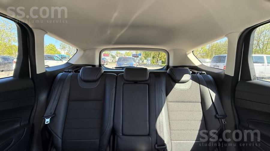 White Ford Kuga 2014 in Kuldiga, with an engine capacity of 2.00 L and mileage of 200 thousand km for 10500 €, photo 7 on AUTOMOTO.COM.LV