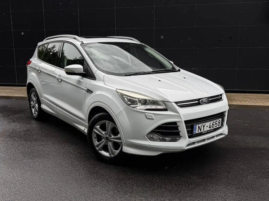 White Ford Kuga 2014 in Jelgava, with an engine capacity of 2.20 L and mileage of 240 thousand km for 7995 €, photo 1 on AUTOMOTO.COM.LV