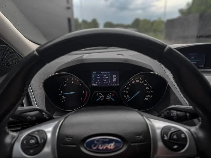 White Ford Kuga 2014 in Jelgava, with an engine capacity of 2.20 L and mileage of 240 thousand km for 7995 €, photo 14 on AUTOMOTO.COM.LV