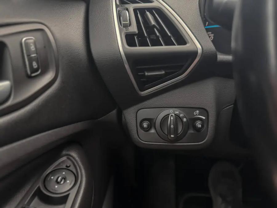 White Ford Kuga 2014 in Jelgava, with an engine capacity of 2.20 L and mileage of 240 thousand km for 7995 €, photo 15 on AUTOMOTO.COM.LV