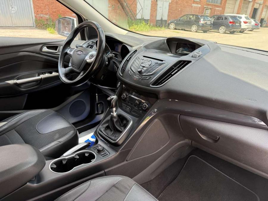 White Ford Kuga 2014 in Alytus, with an engine capacity of 2.00 L and mileage of 283 thousand km for 6500 €, photo 19 on AUTOMOTO.COM.LV