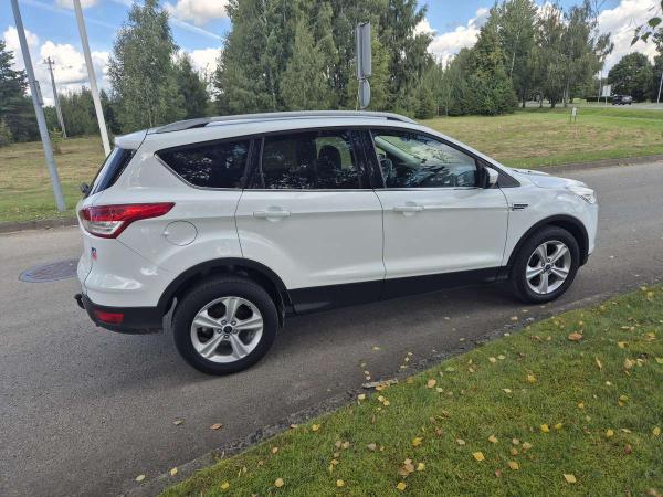 White Ford Kuga 2014 in Taurage, with an engine capacity of 2.00 L and mileage of 108 thousand km for 8200 €, photo 5 on AUTOMOTO.COM.LV