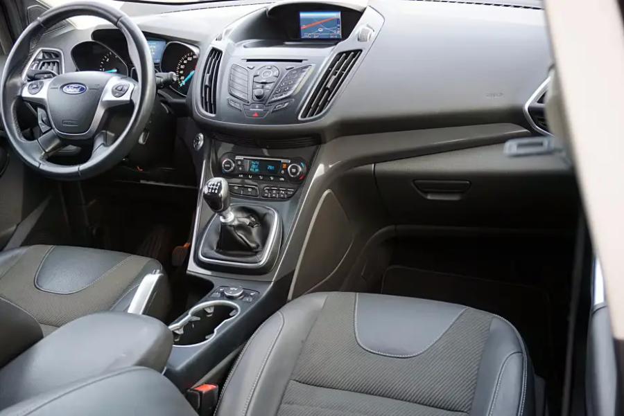 White Ford Kuga 2015 in Riga, with an engine capacity of 2.00 L and mileage of 187 thousand km for 10000 €, photo 10 on AUTOMOTO.COM.LV