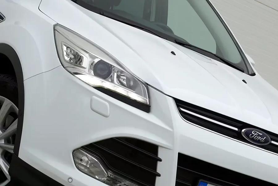 White Ford Kuga 2016 in Riga, with an engine capacity of 2.00 L and mileage of 158 thousand km for 7600 €, photo 1 on AUTOMOTO.COM.LV