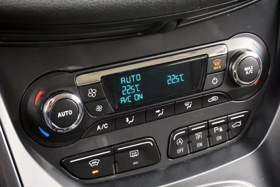 White Ford Kuga 2016 in Riga, with an engine capacity of 2.00 L and mileage of 158 thousand km for 7600 €, photo 29 on AUTOMOTO.COM.LV