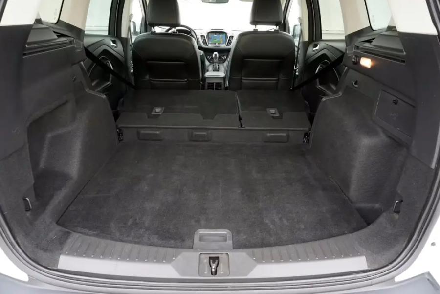 White Ford Kuga 2016 in Riga, with an engine capacity of 2.00 L and mileage of 158 thousand km for 7600 €, photo 34 on AUTOMOTO.COM.LV