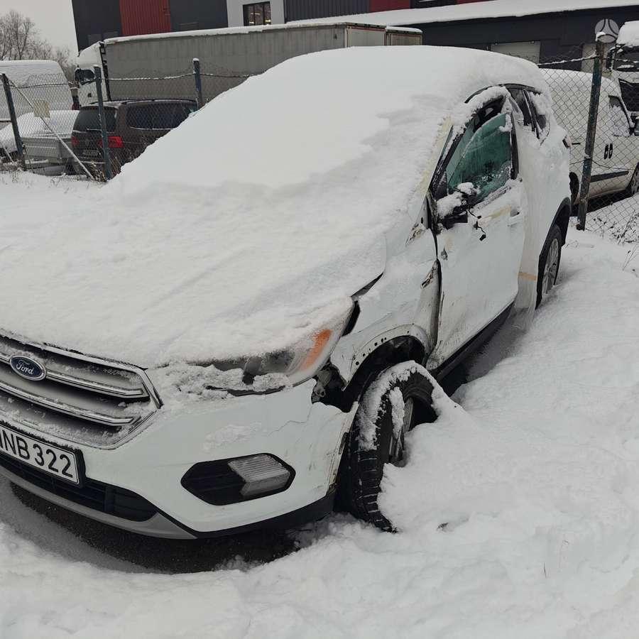 White Ford Kuga 2017 in Kaunas, with an engine capacity of 2.00 L and mileage of 179 thousand km for 3700 €, photo 1 on AUTOMOTO.COM.LV