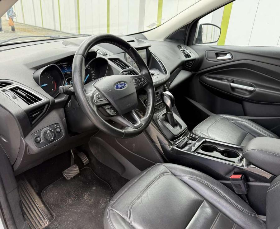 White Ford Kuga 2017 in Raseiniai, with an engine capacity of 2.00 L and mileage of 300 thousand km for 6499 €, photo 13 on AUTOMOTO.COM.LV