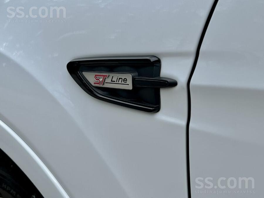 White Ford Kuga 2018 in Cesis, with an engine capacity of 2.00 L and mileage of 259 thousand km for 11500 €, photo 8 on AUTOMOTO.COM.LV