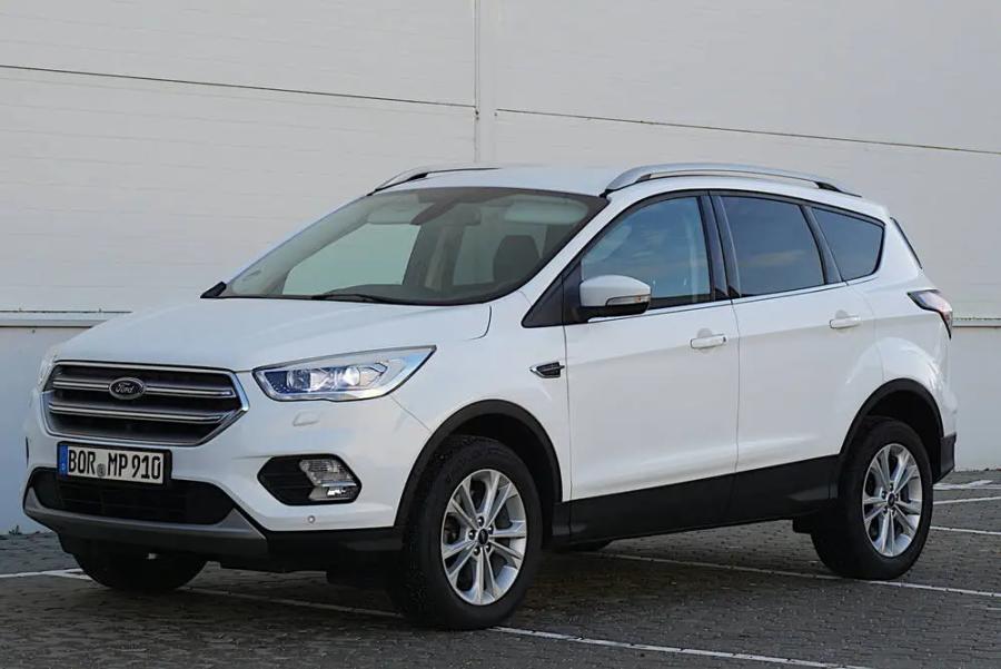 White Ford Kuga 2020 in Riga, with an engine capacity of 2.00 L and mileage of 197 thousand km for 19500 €, photo 6 on AUTOMOTO.COM.LV