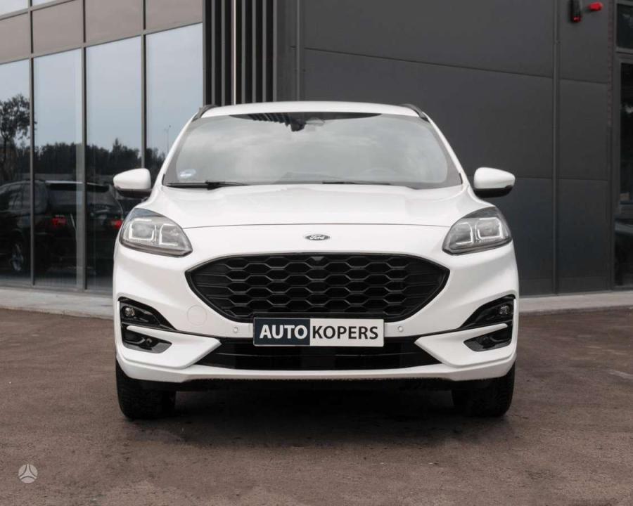 White Ford Kuga 2021 in Kaunas, with an engine capacity of 2.50 L and mileage of 75 thousand km for 23500 €, photo 1 on AUTOMOTO.COM.LV