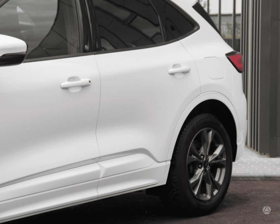 White Ford Kuga 2021 in Kaunas, with an engine capacity of 2.50 L and mileage of 75 thousand km for 23500 €, photo 4 on AUTOMOTO.COM.LV