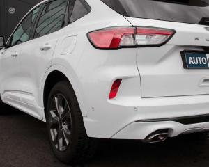 White Ford Kuga 2021 in Kaunas, with an engine capacity of 2.50 L and mileage of 75 thousand km for 23500 €, photo 10 on AUTOMOTO.COM.LV