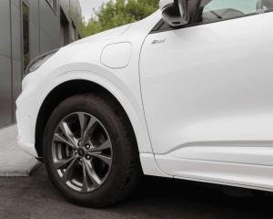 White Ford Kuga 2021 in Kaunas, with an engine capacity of 2.50 L and mileage of 75 thousand km for 23500 €, photo 11 on AUTOMOTO.COM.LV