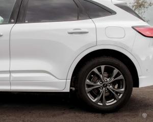 White Ford Kuga 2021 in Kaunas, with an engine capacity of 2.50 L and mileage of 75 thousand km for 23500 €, photo 12 on AUTOMOTO.COM.LV