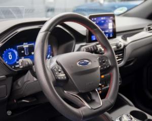 White Ford Kuga 2021 in Kaunas, with an engine capacity of 2.50 L and mileage of 75 thousand km for 23500 €, photo 25 on AUTOMOTO.COM.LV