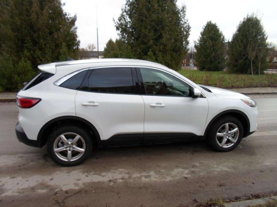 White Ford Kuga 2022 in Siauliai, with an engine capacity of 1.50 L and mileage of 121 thousand km for 13850 €, photo 9 on AUTOMOTO.COM.LV