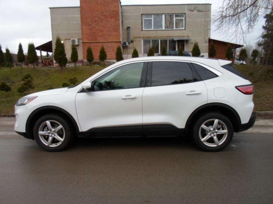 White Ford Kuga 2022 in Siauliai, with an engine capacity of 1.50 L and mileage of 121 thousand km for 13850 €, photo 10 on AUTOMOTO.COM.LV