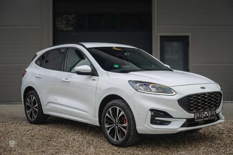 White Ford Kuga 2022 in Kaunas, with an engine capacity of 2.49 L and mileage of 161 thousand km for 17950 €, photo 3 on AUTOMOTO.COM.LV