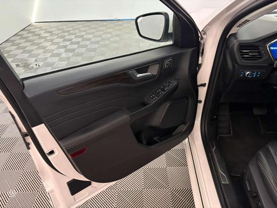 White Ford Kuga 2022 in Marijampole, with an engine capacity of 2.49 L and mileage of 181 thousand km for 17999 €, photo 15 on AUTOMOTO.COM.LV