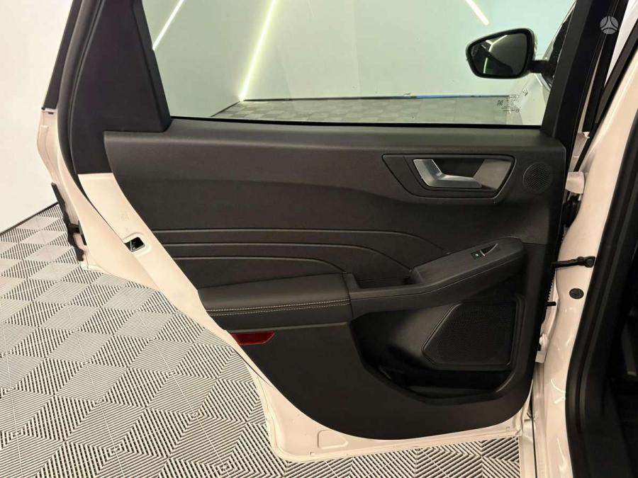 White Ford Kuga 2022 in Marijampole, with an engine capacity of 2.49 L and mileage of 181 thousand km for 17999 €, photo 24 on AUTOMOTO.COM.LV