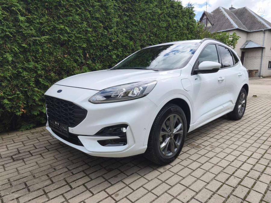White Ford Kuga 2022 in Vilnius, with an engine capacity of 2.49 L and mileage of 83 thousand km for 19950 €, photo 1 on AUTOMOTO.COM.LV