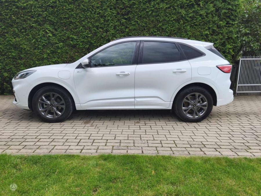 White Ford Kuga 2022 in Vilnius, with an engine capacity of 2.49 L and mileage of 83 thousand km for 19950 €, photo 3 on AUTOMOTO.COM.LV