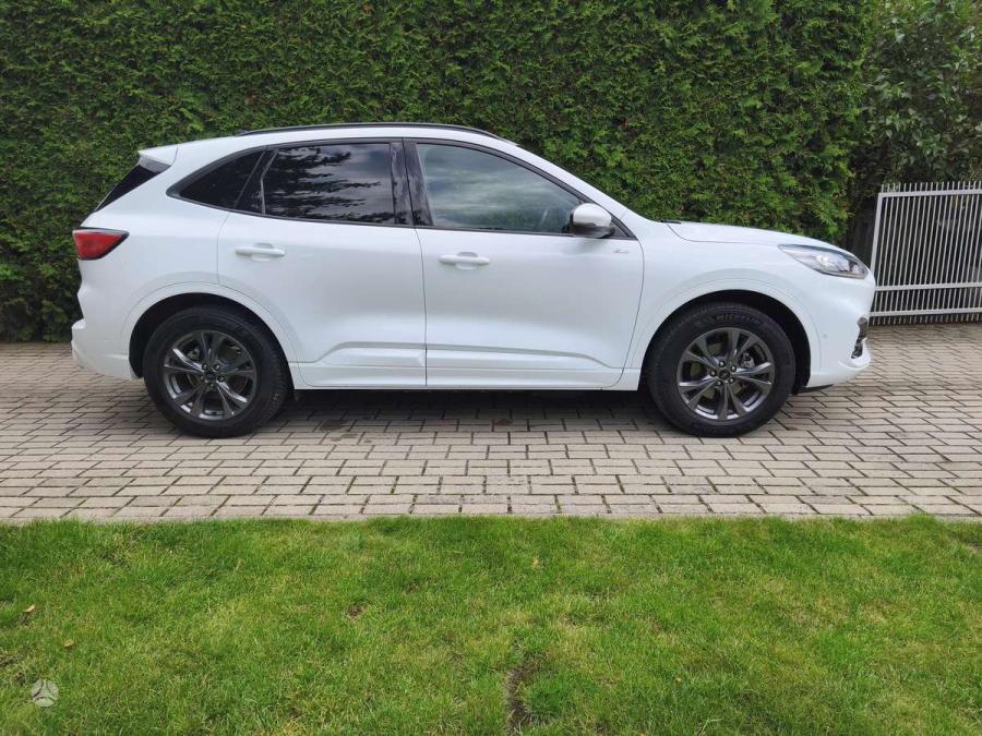 White Ford Kuga 2022 in Vilnius, with an engine capacity of 2.49 L and mileage of 83 thousand km for 19950 €, photo 7 on AUTOMOTO.COM.LV
