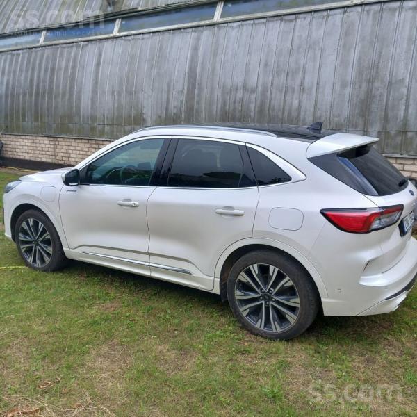 White Ford Kuga 2022 in Daugavpils, with an engine capacity of 2.50 L and mileage of 181 thousand km for 22500 €, photo 1 on AUTOMOTO.COM.LV