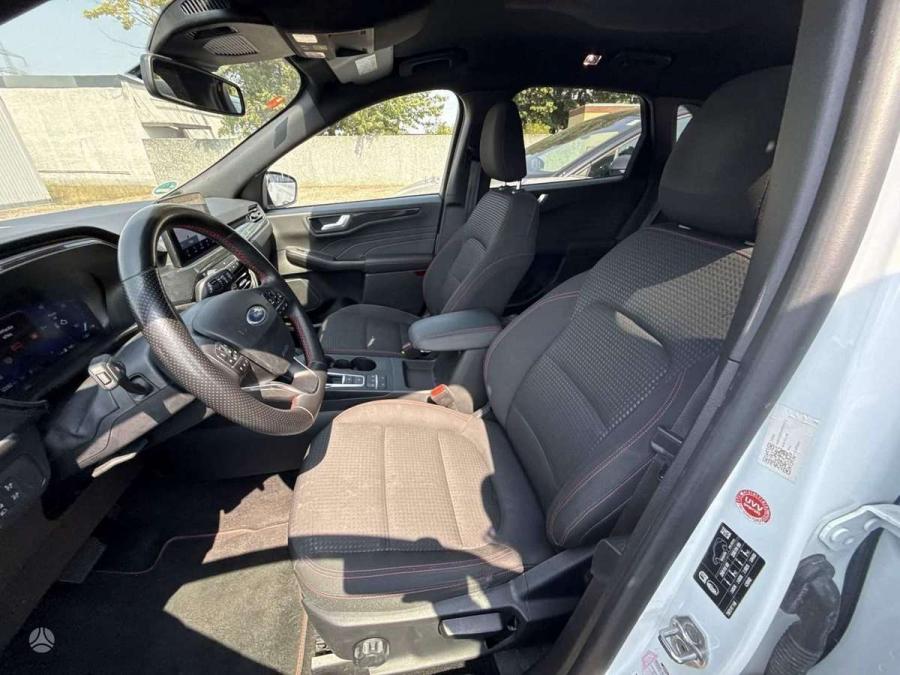 White Ford Kuga 2022 in Vilnius, with an engine capacity of 2.49 L and mileage of 122 thousand km for 18333 €, photo 17 on AUTOMOTO.COM.LV