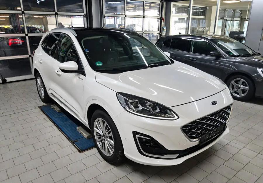 White Ford Kuga 2022 in Riga, with an engine capacity of 2.50 L and mileage of 72 thousand km for 23490 €, photo 4 on AUTOMOTO.COM.LV