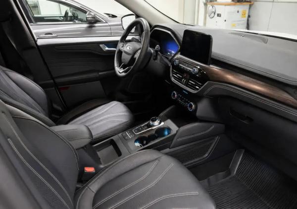 Balts Ford Kuga 2022 Rīga, ar dzinēja tilpumu 2.50 L un nobraukumu 72 tūkst. km par 23490 €, foto 4 vietnē AUTOMOTO.COM.LV