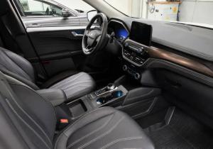 White Ford Kuga 2022 in Riga, with an engine capacity of 2.50 L and mileage of 72 thousand km for 23490 €, photo 5 on AUTOMOTO.COM.LV