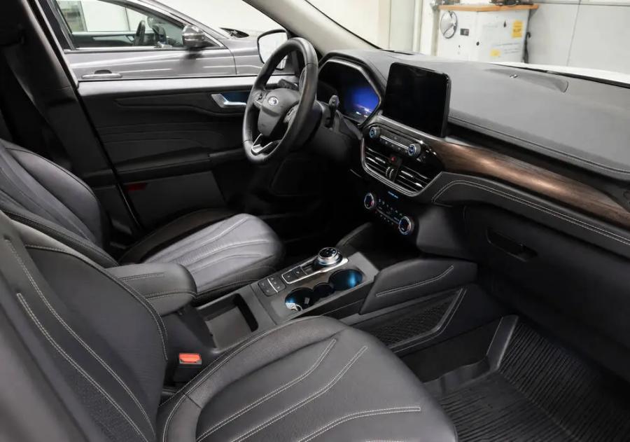 White Ford Kuga 2022 in Riga, with an engine capacity of 2.50 L and mileage of 72 thousand km for 23490 €, photo 5 on AUTOMOTO.COM.LV