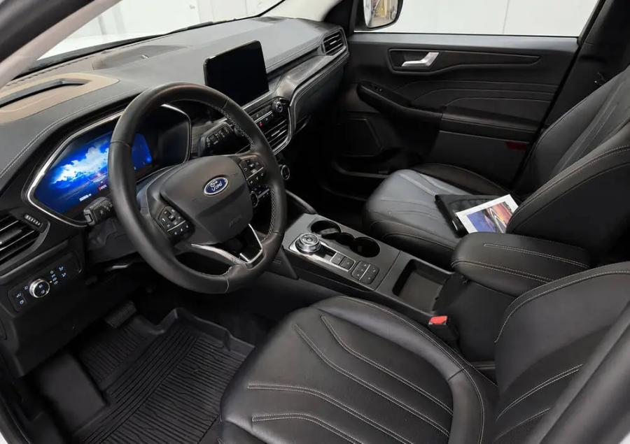 White Ford Kuga 2022 in Riga, with an engine capacity of 2.50 L and mileage of 72 thousand km for 23490 €, photo 6 on AUTOMOTO.COM.LV