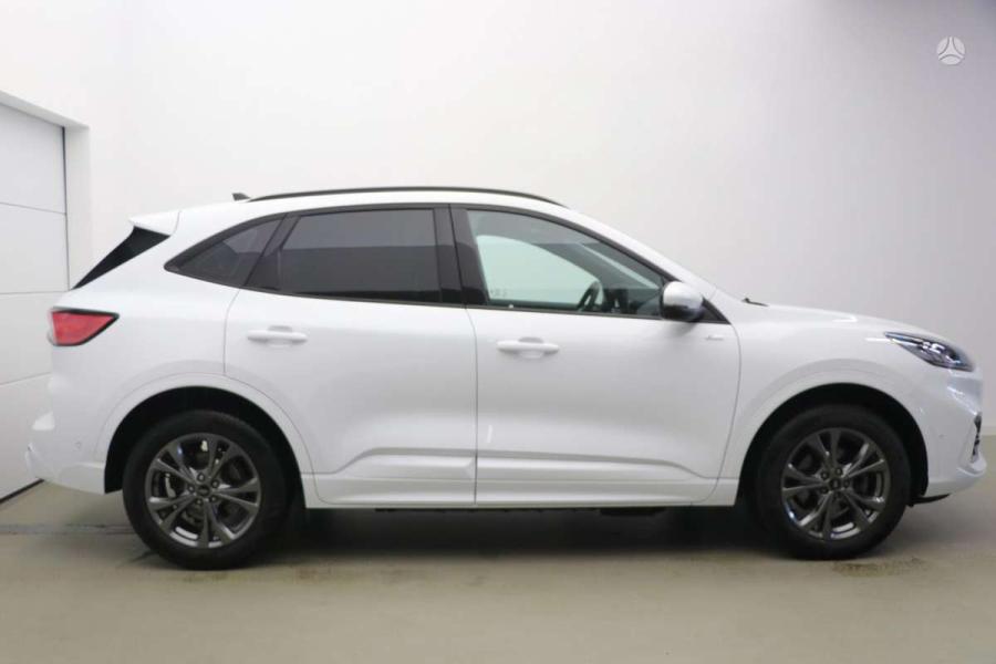 White Ford Kuga 2022 in Vilnius, with an engine capacity of 2.49 L and mileage of 46 thousand km for 22150 €, photo 5 on AUTOMOTO.COM.LV