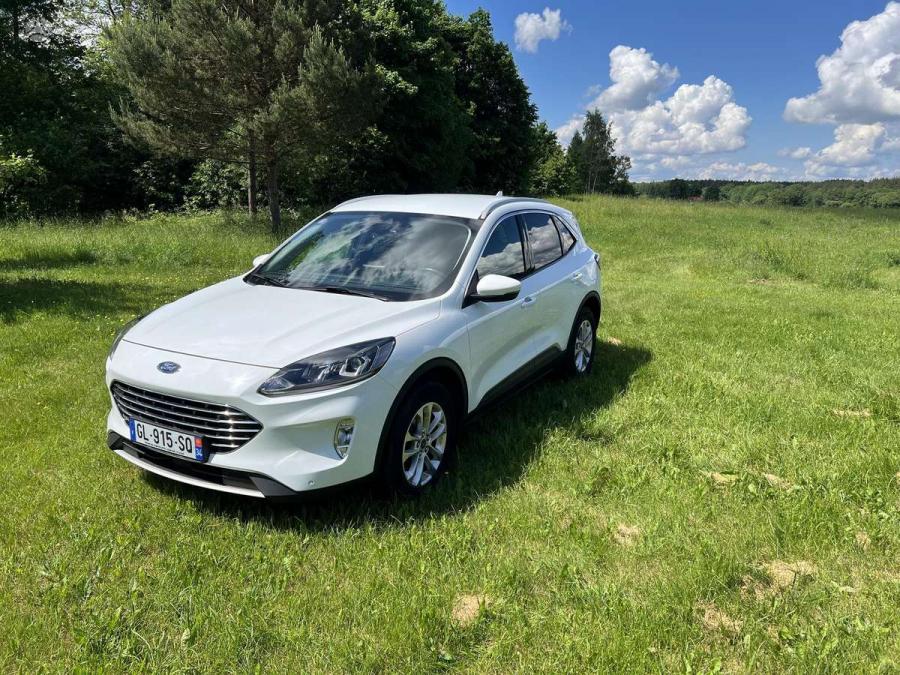 White Ford Kuga 2023 in Vilnius, with an engine capacity of 2.50 L and mileage of 269 thousand km for 11200 €, photo 1 on AUTOMOTO.COM.LV