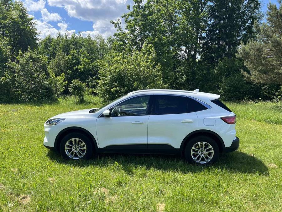White Ford Kuga 2023 in Vilnius, with an engine capacity of 2.50 L and mileage of 269 thousand km for 11200 €, photo 3 on AUTOMOTO.COM.LV