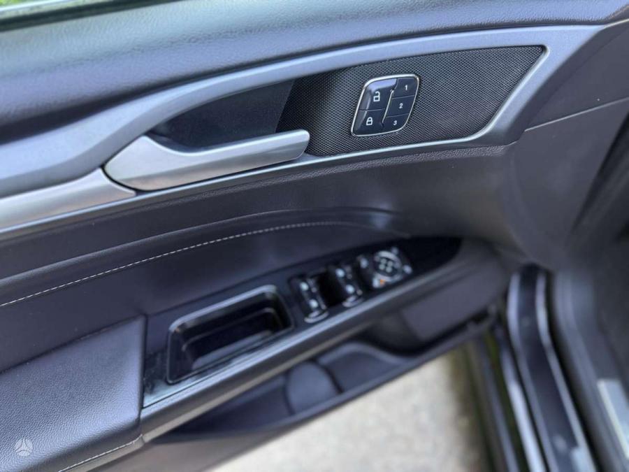 Black Ford Mondeo 2017 in Utena, with an engine capacity of 2.00 L and mileage of 25 thousand km for 8850 €, photo 13 on AUTOMOTO.COM.LV