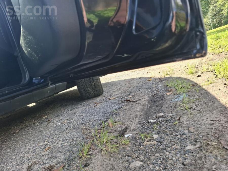 Black Ford Mondeo 2006 in Riga, with an engine capacity of 2.00 L and mileage of 208 thousand km for 1200 €, photo 9 on AUTOMOTO.COM.LV