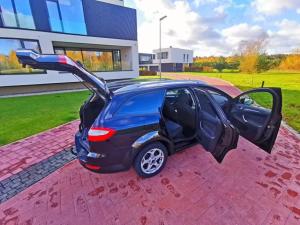 Black Ford Mondeo 2007 in Riga, with an engine capacity of 1.80 L and mileage of 245 thousand km for 2990 €, photo 4 on AUTOMOTO.COM.LV