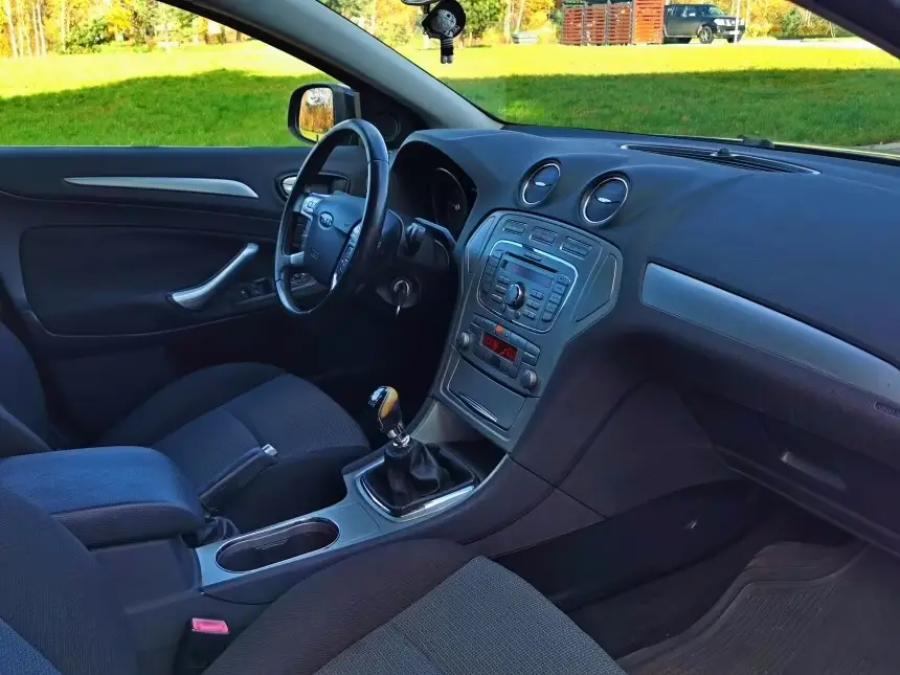 Black Ford Mondeo 2007 in Riga, with an engine capacity of 1.80 L and mileage of 245 thousand km for 2990 €, photo 5 on AUTOMOTO.COM.LV