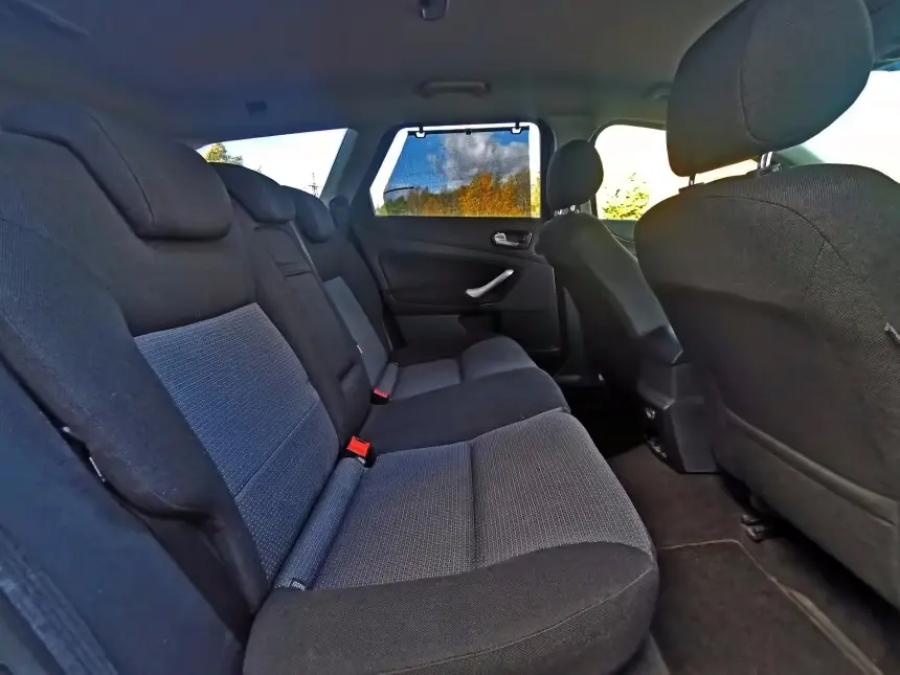 Black Ford Mondeo 2007 in Riga, with an engine capacity of 1.80 L and mileage of 245 thousand km for 2990 €, photo 7 on AUTOMOTO.COM.LV