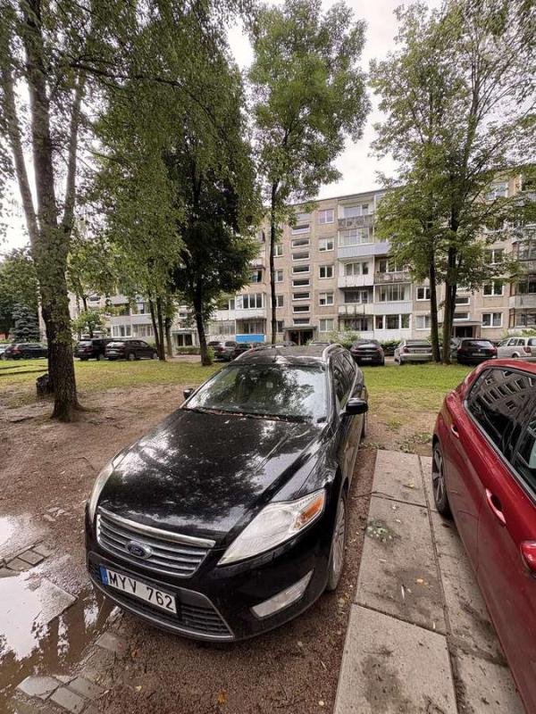 Black Ford Mondeo 2008 in Kaunas, with an engine capacity of 2.00 L and mileage of 320 thousand km for 1000 €, photo 2 on AUTOMOTO.COM.LV