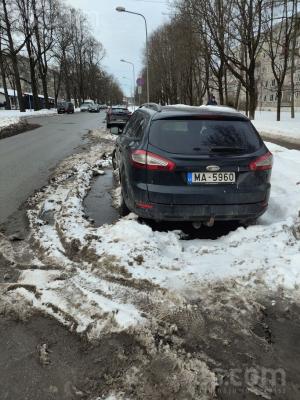 Melns Ford Mondeo 2011 Rīga, ar dzinēja tilpumu 2.00 L un nobraukumu 324 tūkst. km par 1800 €, foto 3 vietnē AUTOMOTO.COM.LV