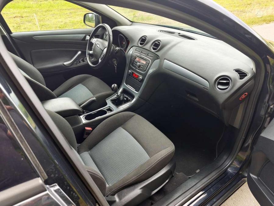 Black Ford Mondeo 2013 in Alytus, with an engine capacity of 1.60 L and mileage of 261 thousand km for 3450 €, photo 12 on AUTOMOTO.COM.LV